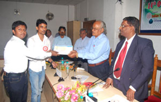 KIIT Students bag Best Poster Presentation Award (14.11.2011) - KIIT ...